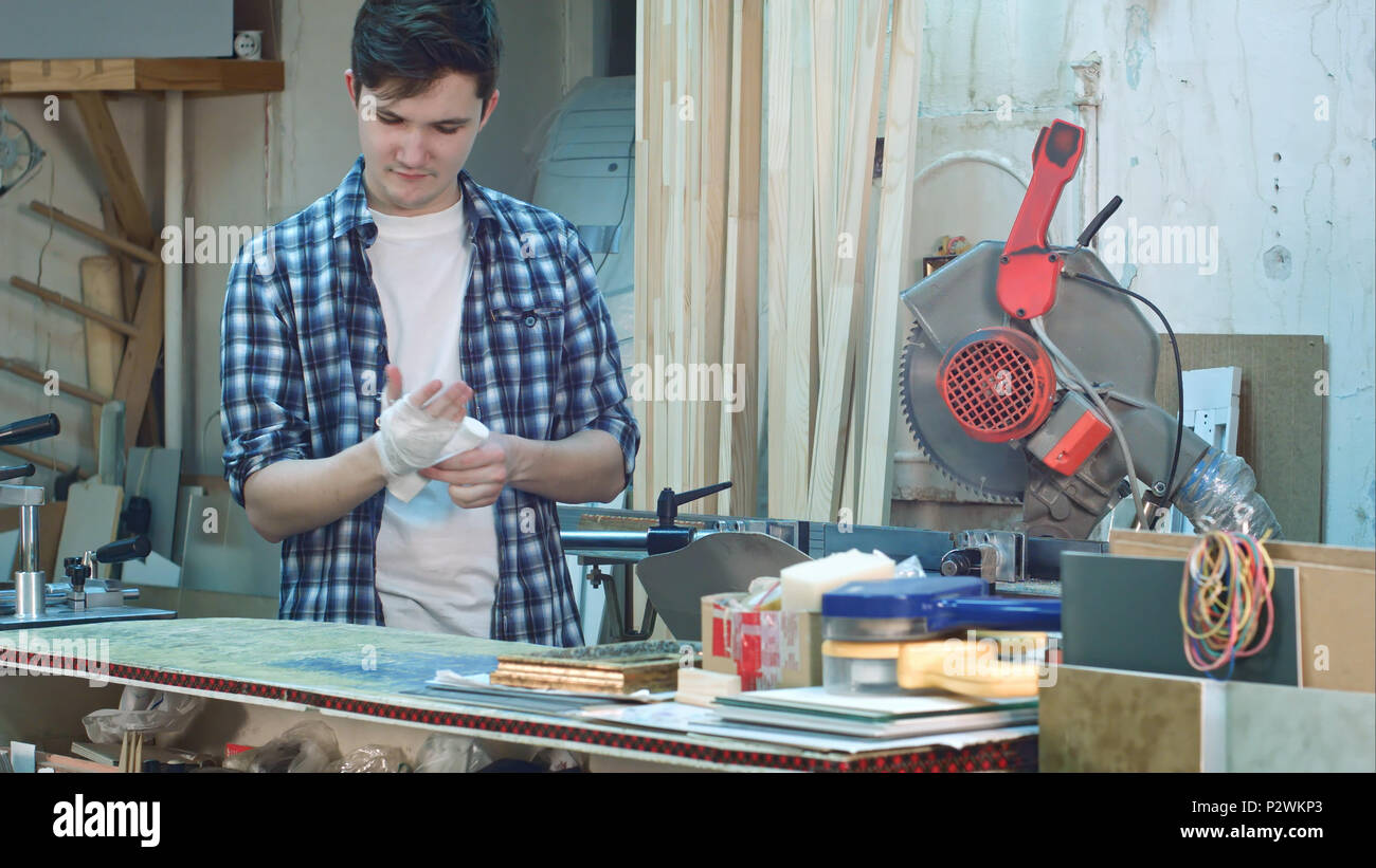 Accident de travail coupure machine Banque de photographies et d’images ...