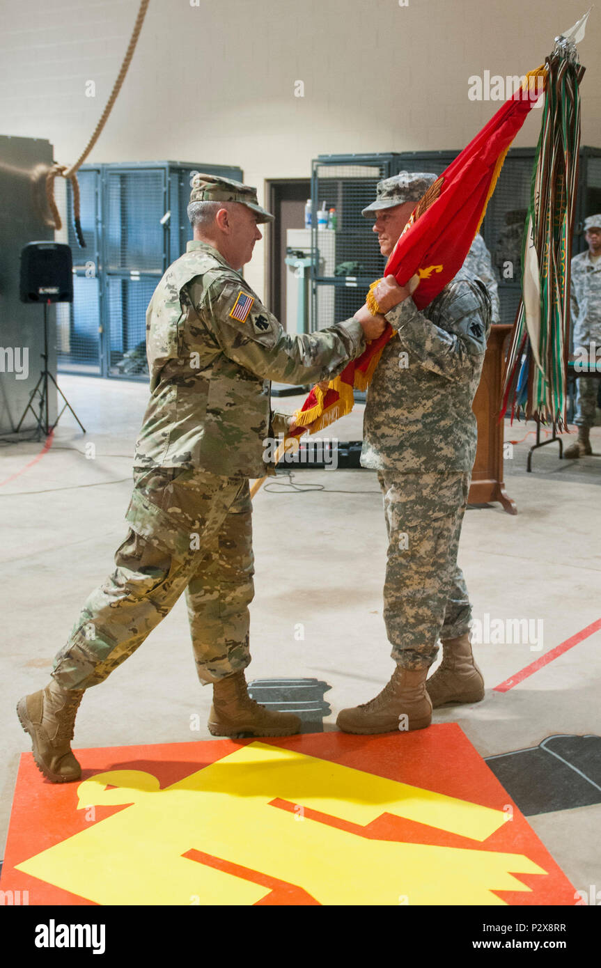 Le colonel David Jordan, à gauche), commandant de la 45ème Infantry ...