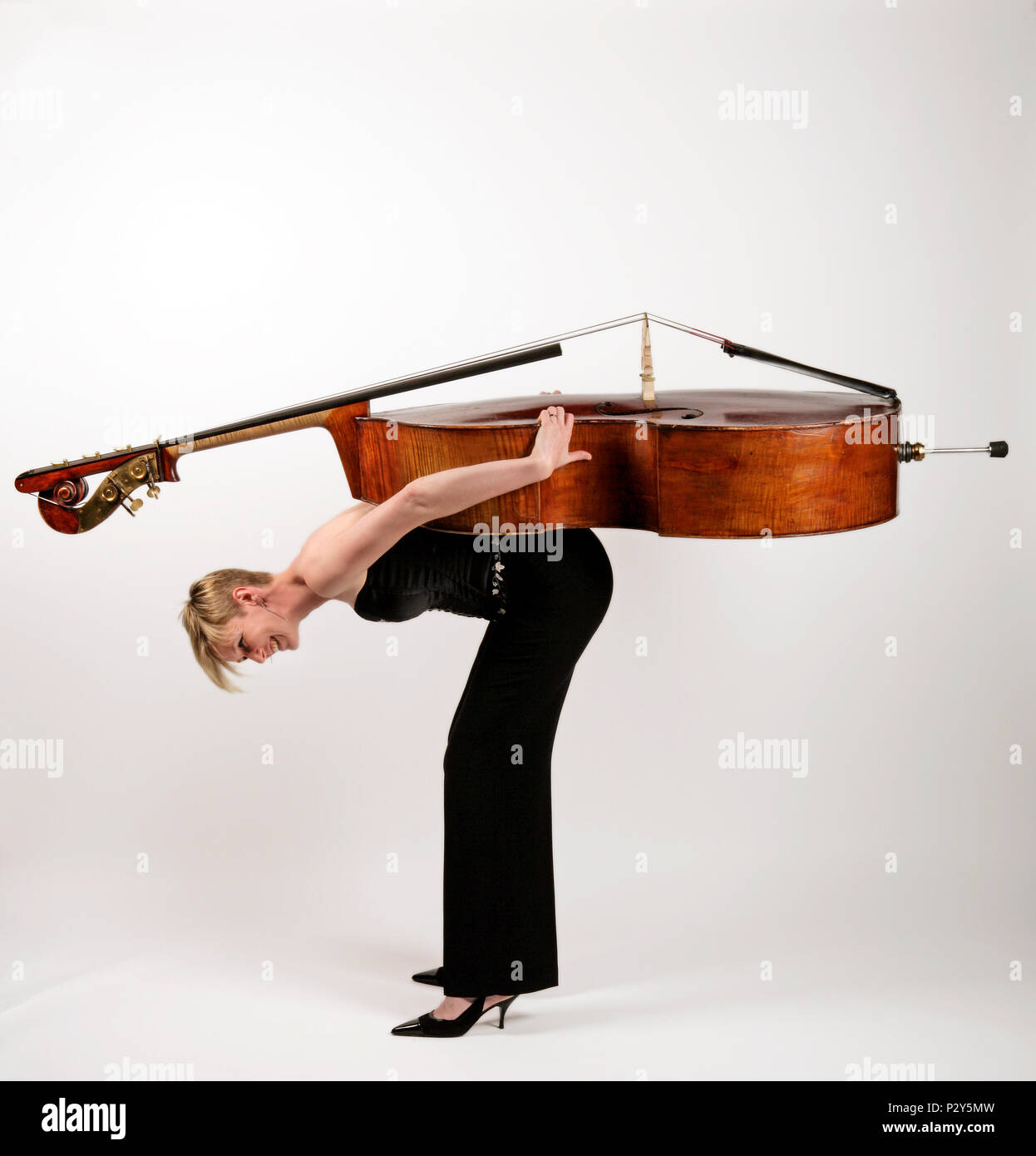 Contrebasse sur le dos Banque de photographies et d’images à haute ...