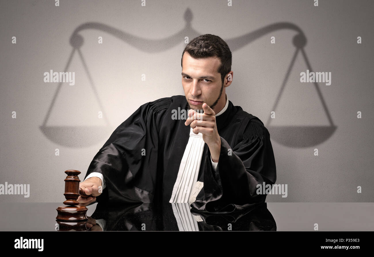 Young man court judge Banque de photographies et d’images à haute ...