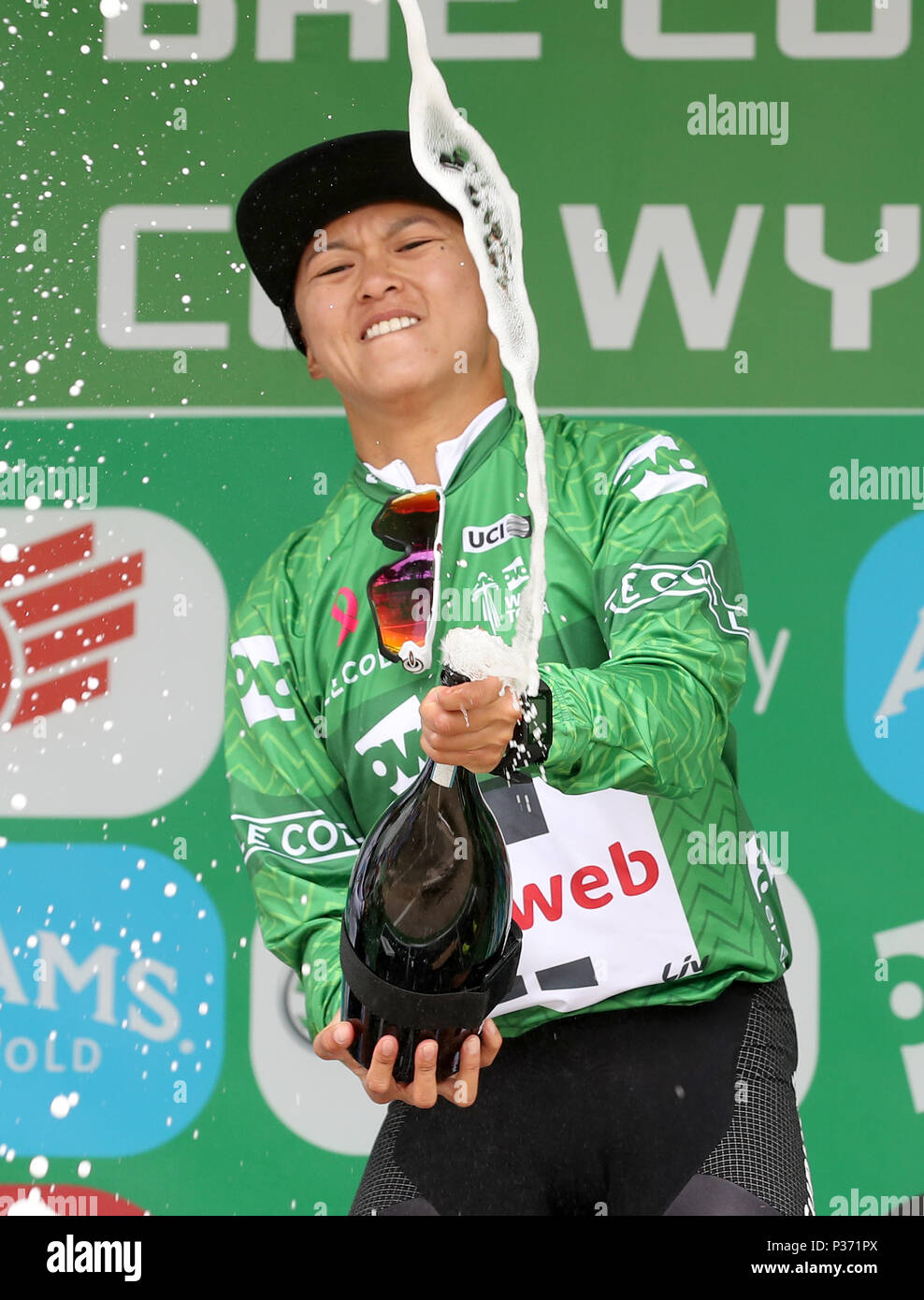 Grand gagnant de l'équipe Sunweb Coryn Rivera célèbre sur le podium ...