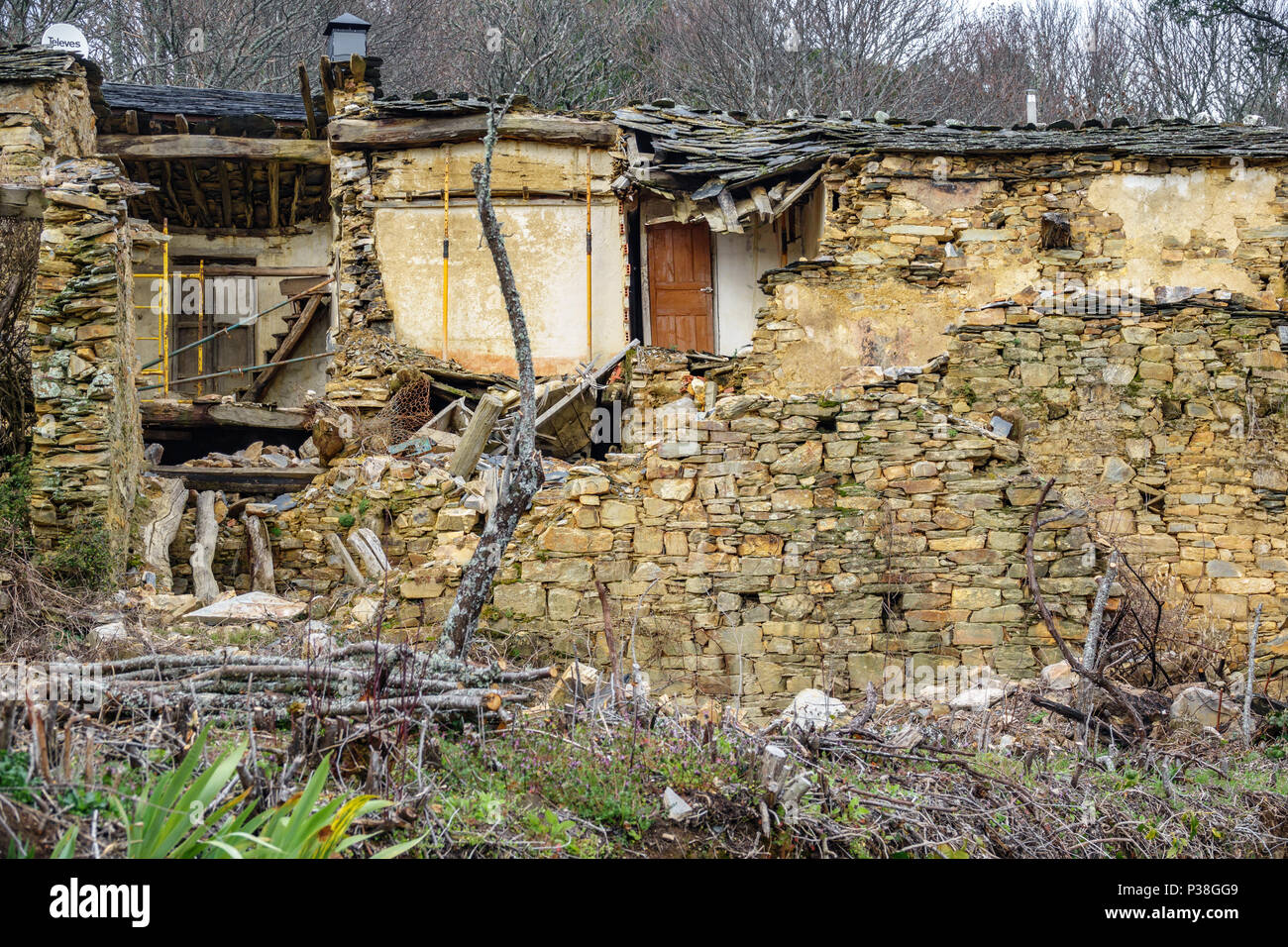 Maisons en ruines Banque de photographies et d’images à haute ...