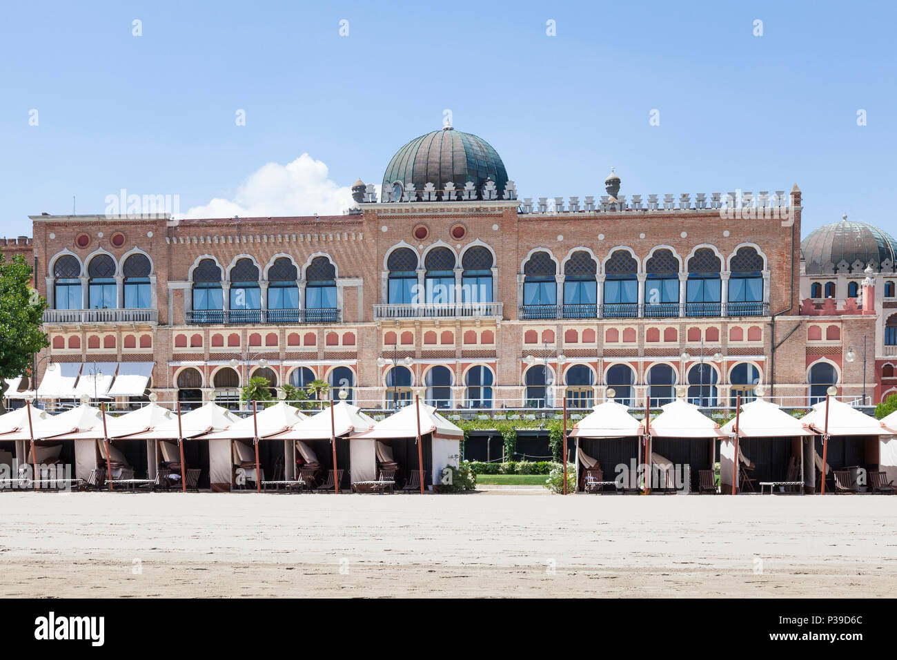 Plage privée cabanas ou cabanes sur une plage de sable fin à l'Hôtel ...
