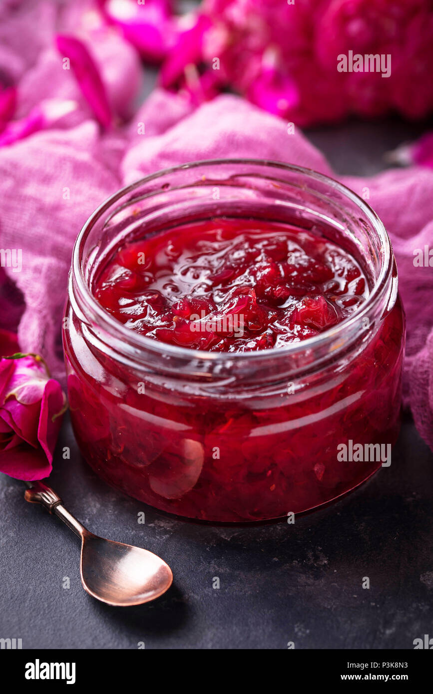 Pot de confiture fleurs sauvages Banque de photographies et d’images à ...