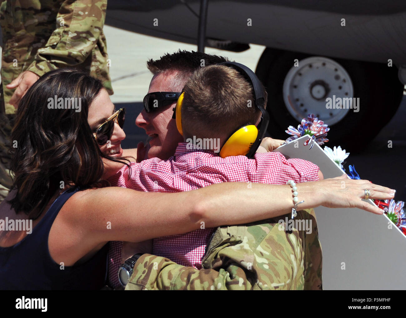 U.S. Air Force Le Major Brian Tripp, accueille son 5- et 6-year-old ...