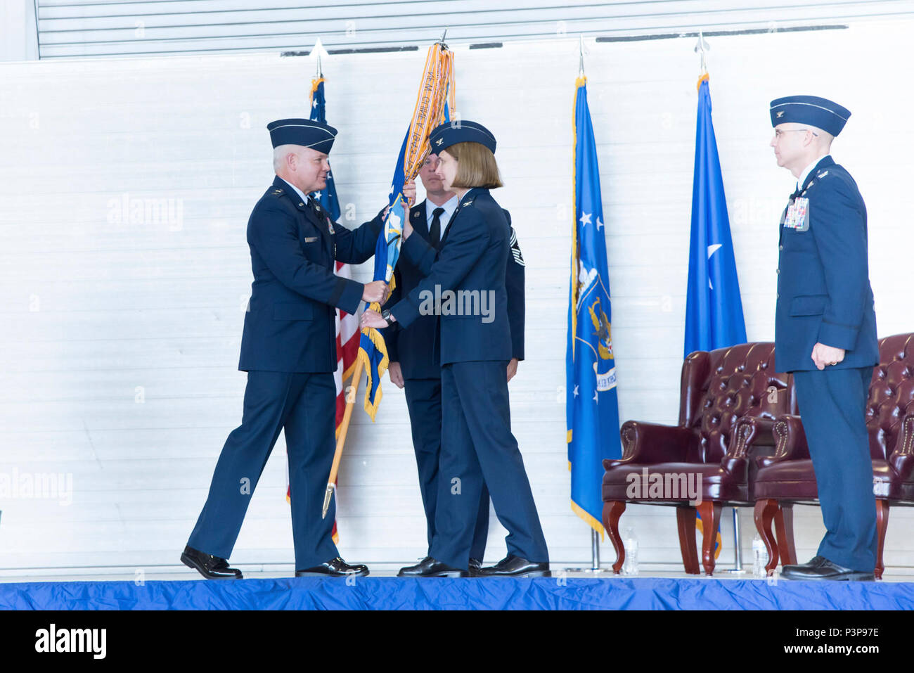 Le major-général John P. Stokes, commandant de l'Armée de l'air 22 ...