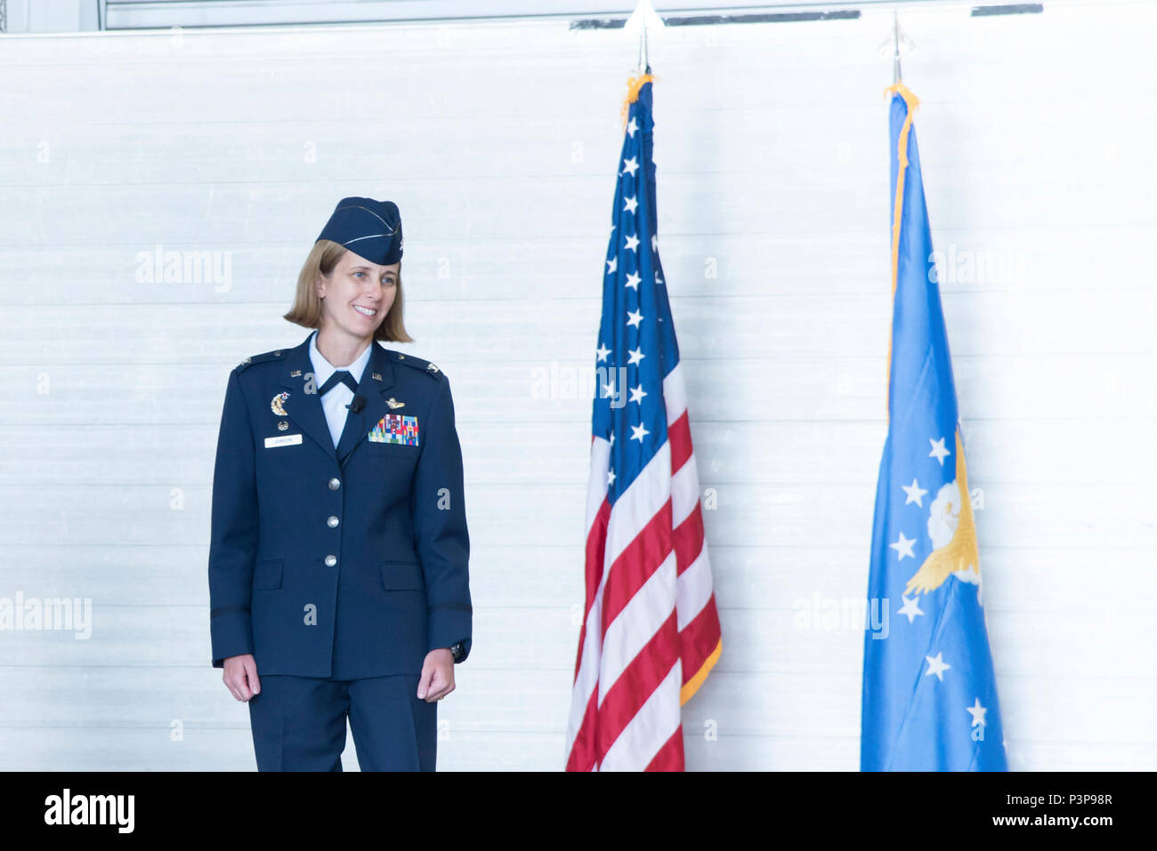 Le colonel Jennie R. Johnson, commandant de la 403e entrant, parle au ...