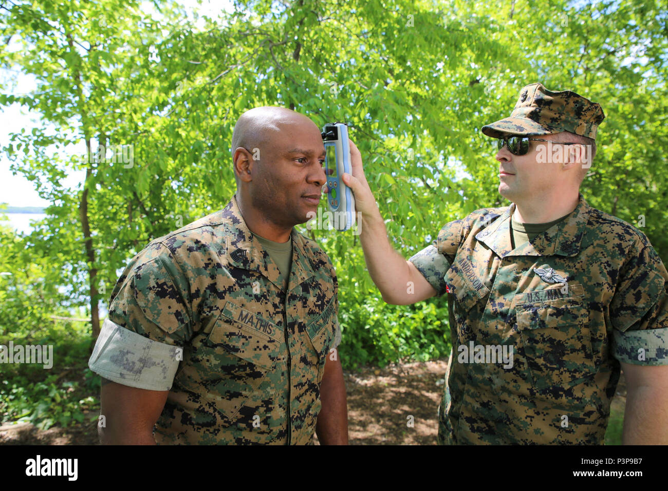 Chef de l'Hospital Corpsman Jared Anderson utilise une Infrascanner ...