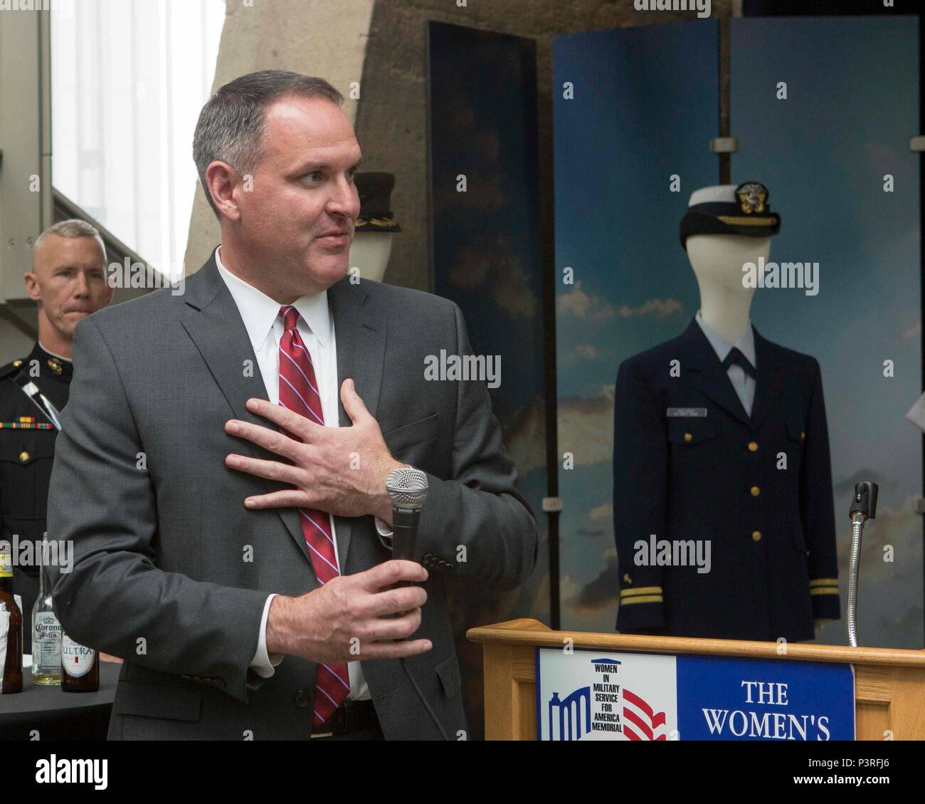 Brian L. Potts, directeur du personnel, la majorité des crédits du ...