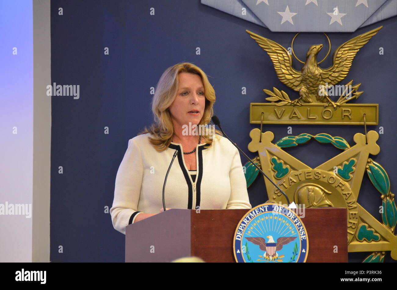 Deborah Lee James, Secrétaire de l'Armée de l'air, rend hommage à ...