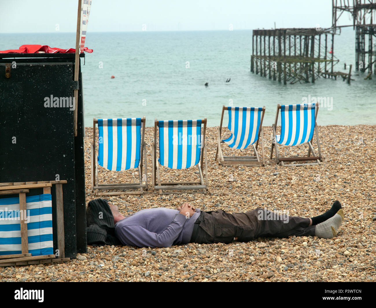Endormi sur la plage Banque de photographies et d’images à haute ...