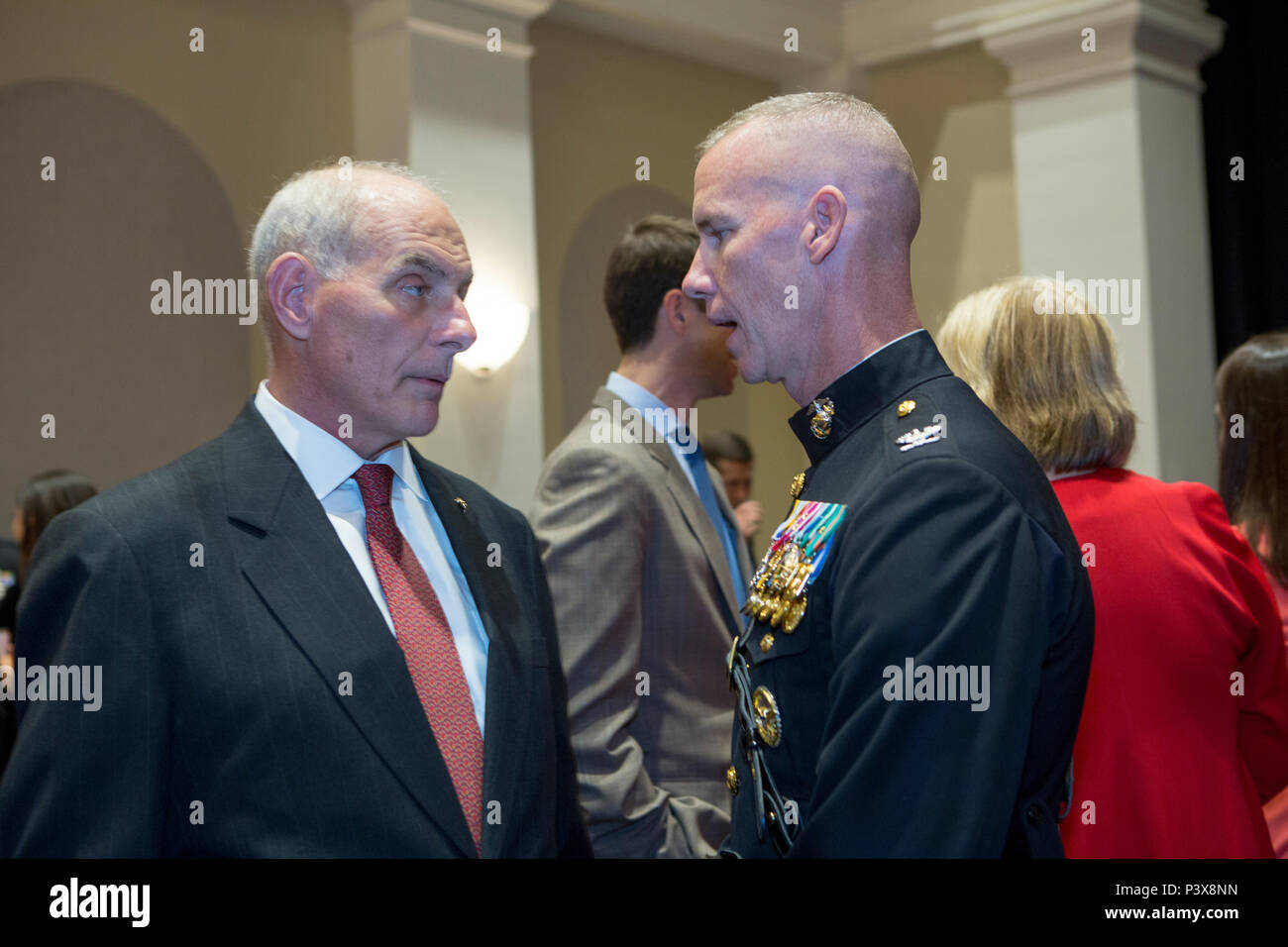 Corps des Marines à la retraite le général John F. Kelly, gauche, parle ...