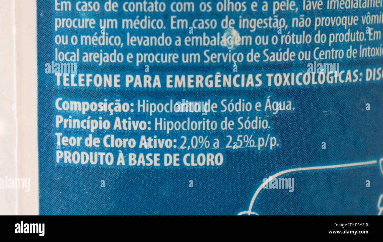 Detalhe de rótulo de água sanitária com composição, princípio ativo e ...