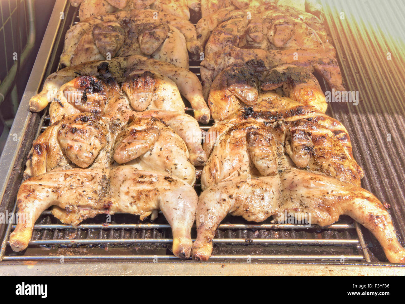 Grilled chickens Banque de photographies et d’images à haute résolution ...