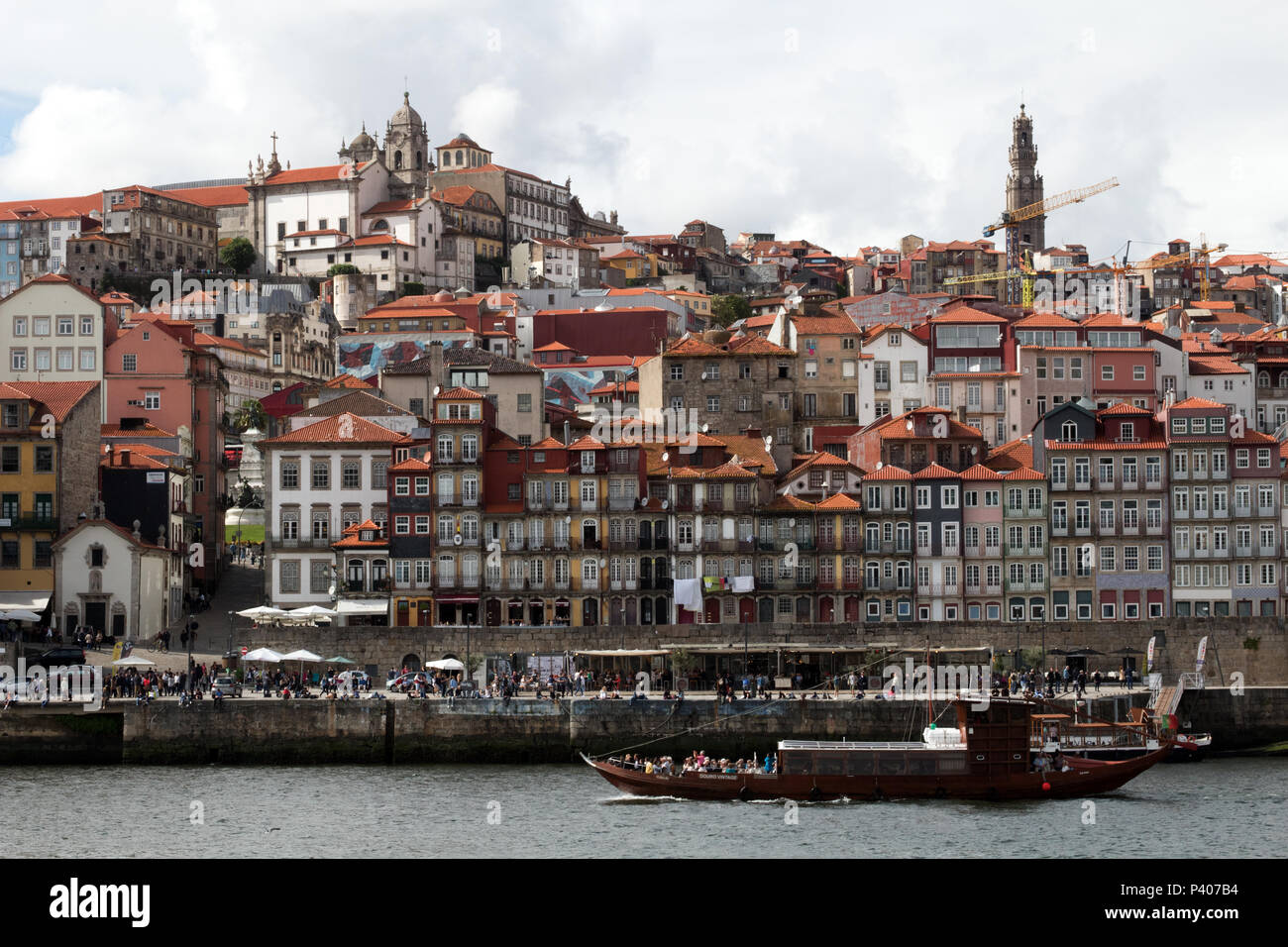 Bateaux sur le fleuve Douro et le quartier de Ribeira et principaux ...
