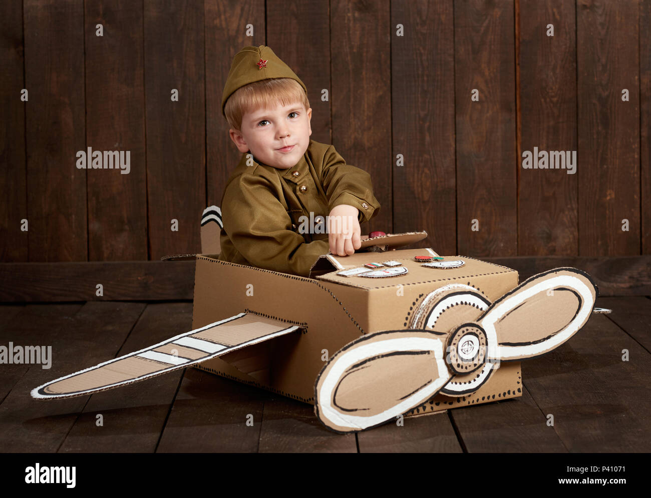 Soldat militaire enfants salue Banque de photographies et d’images à ...