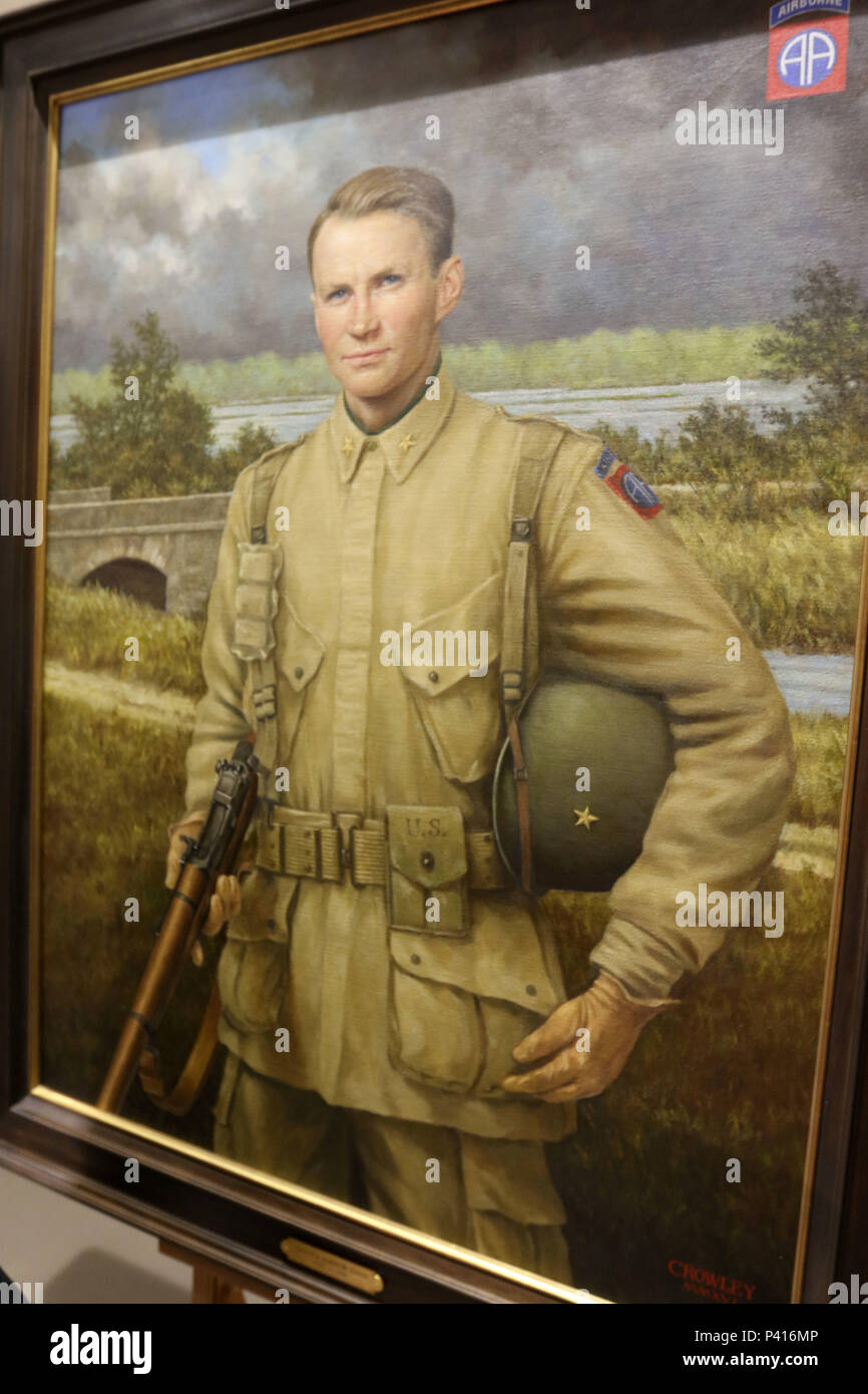 Le général John W. Nicholson Jr., commandant de la mission de l'appui ...