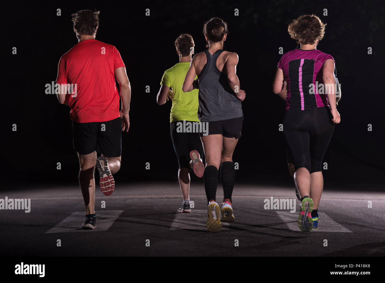 Groupe de personnes en bonne santé le jogging dans le parc de la ville ...