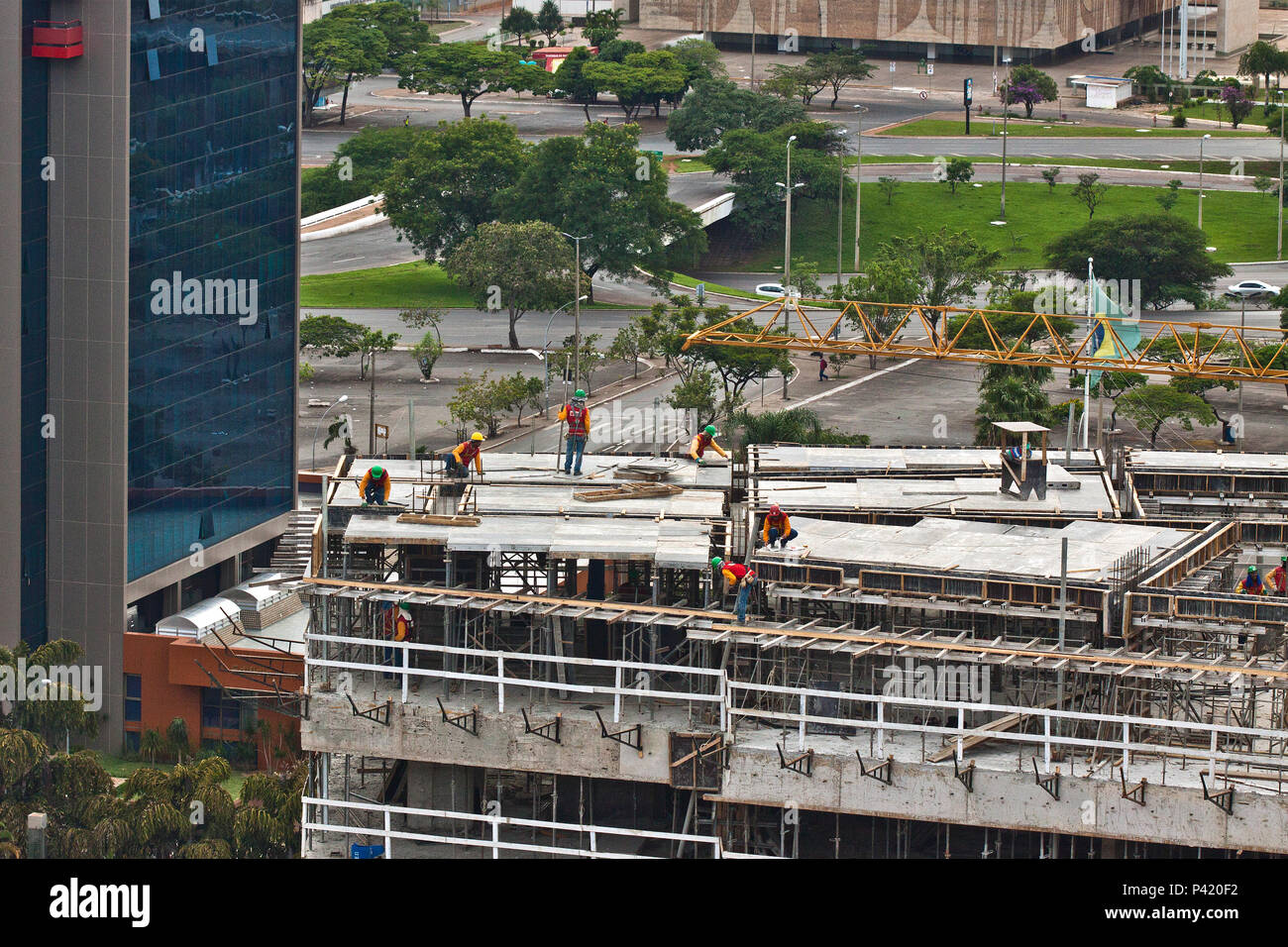 Homens construindo edificio em brasilia Banque de photographies et d ...