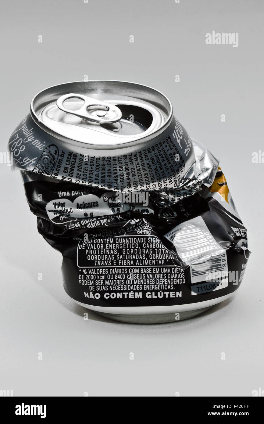 Lata lata lata de refrigerante Amassada amassada embalagem reciclável ...