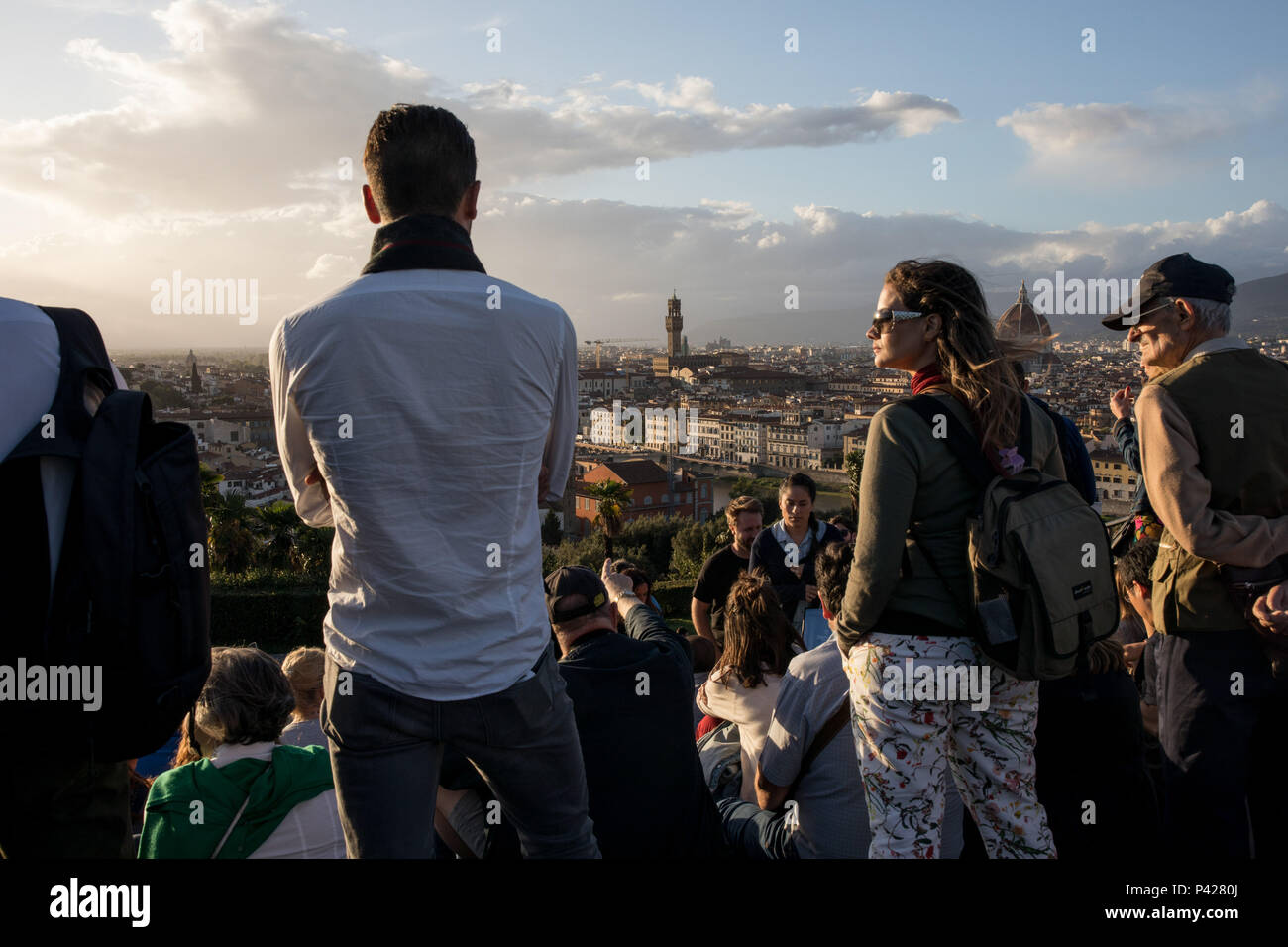 Turistas aguardam o por do sol na Piazzale Michelangelo onde fica um ...