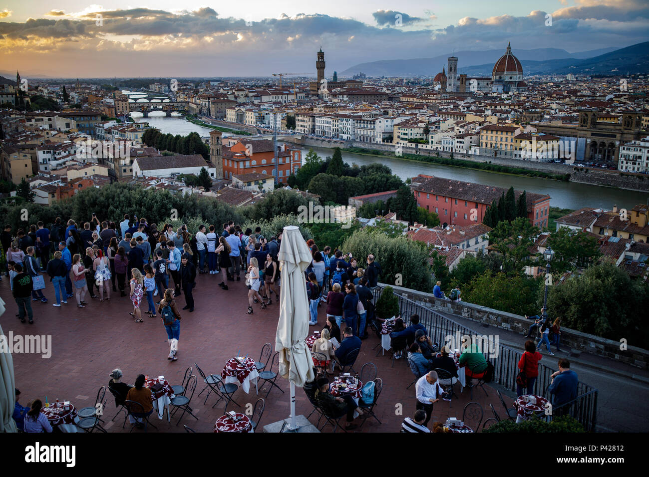 Turistas aguardam o por do sol na Piazzale Michelangelo onde fica um ...
