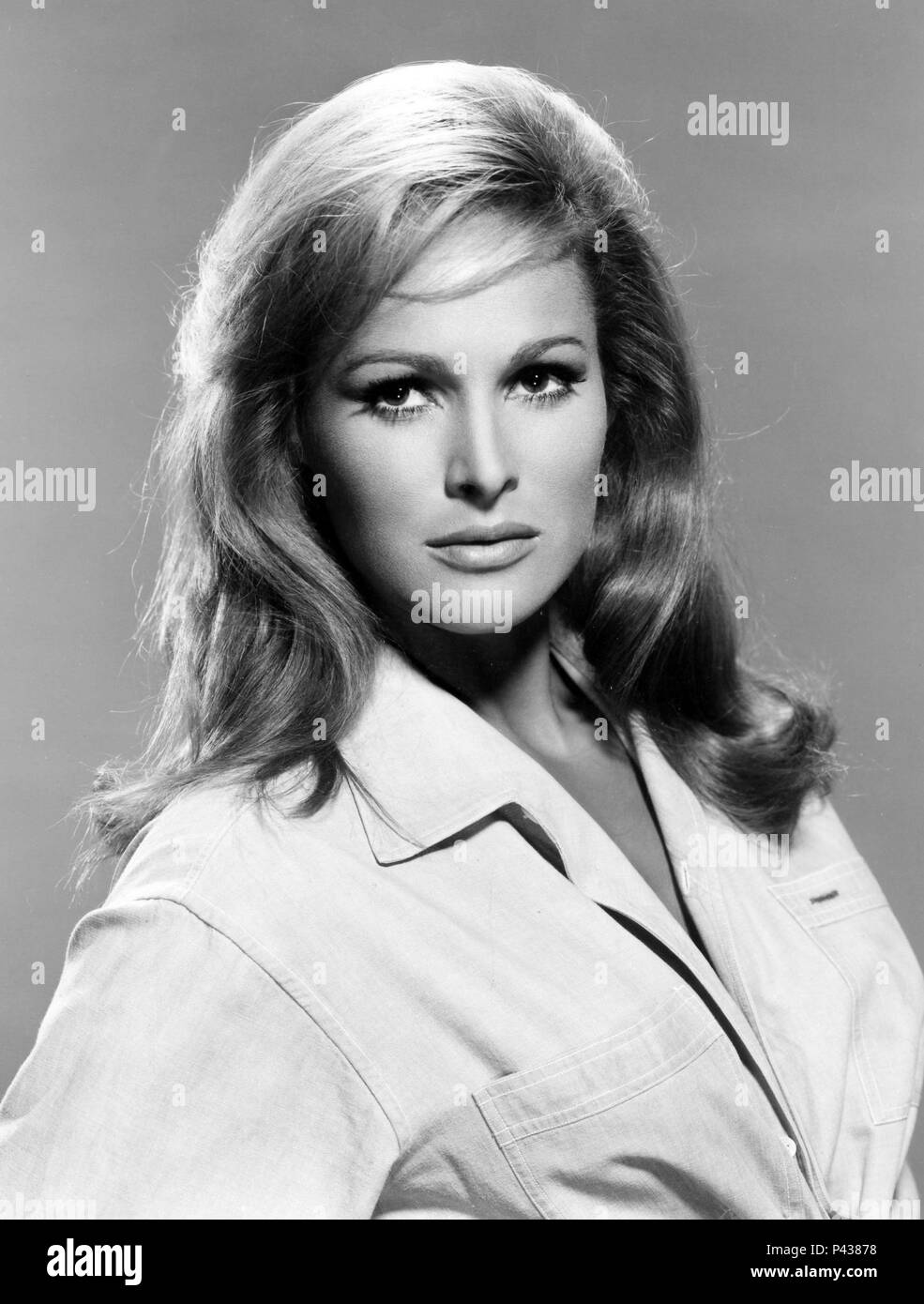 Ursula andress portrait Banque de photographies et d’images à haute ...