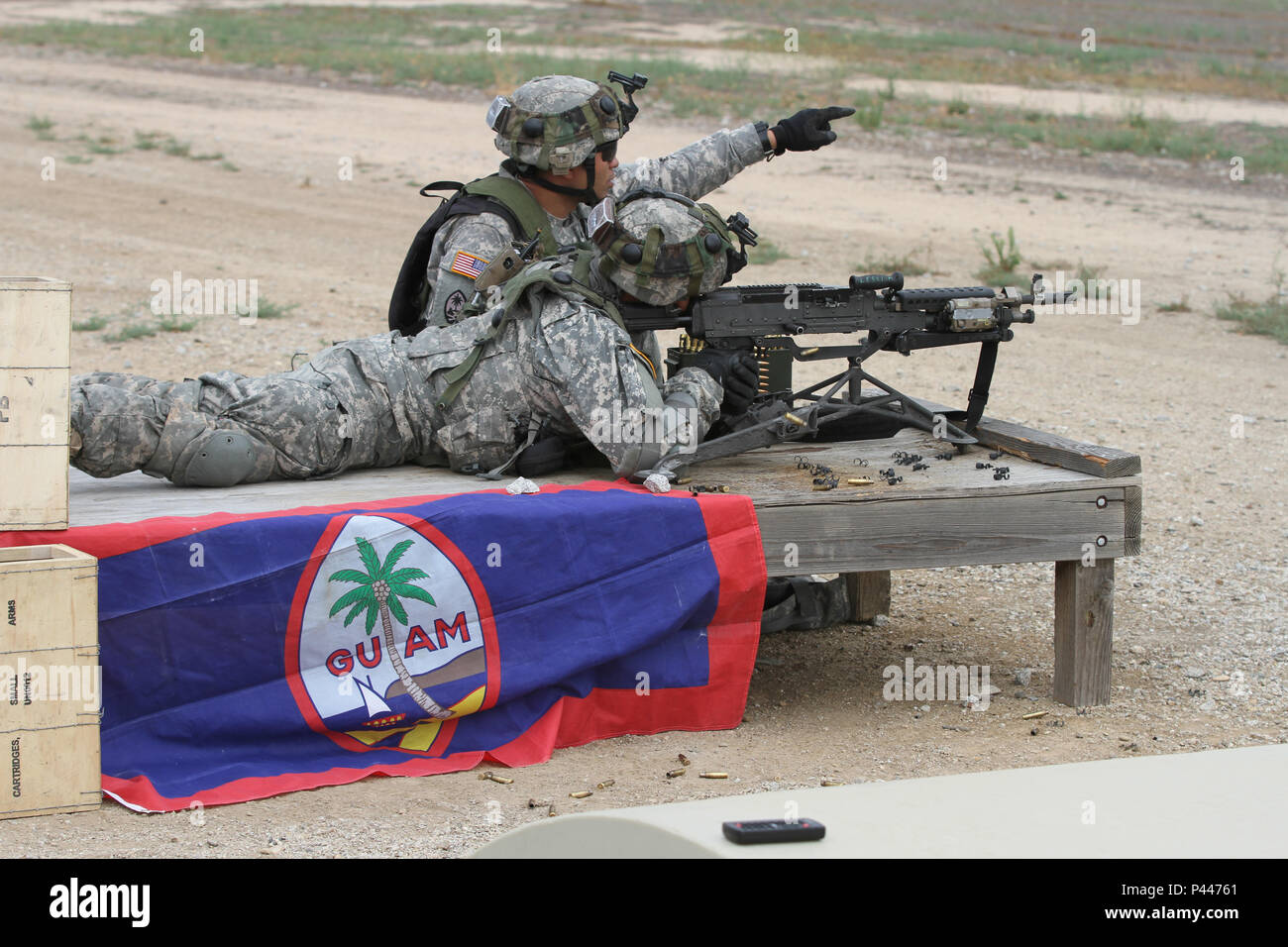Un drapeau Guam rideaux une plate-forme pendant que le Sgt. Rick ...