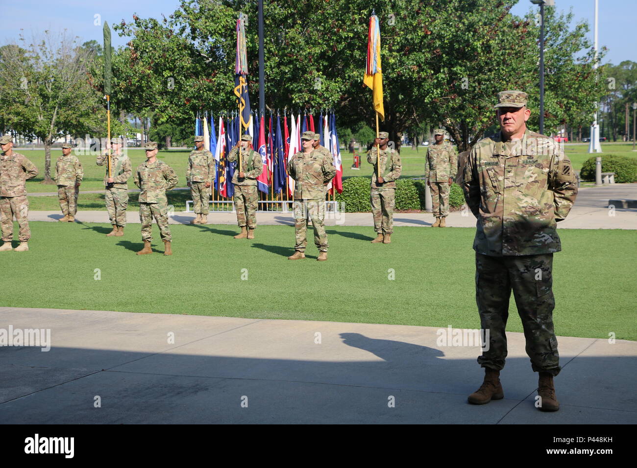 Le colonel Thomas Gukeisen, commandant sortant de l'équipe de combat de ...