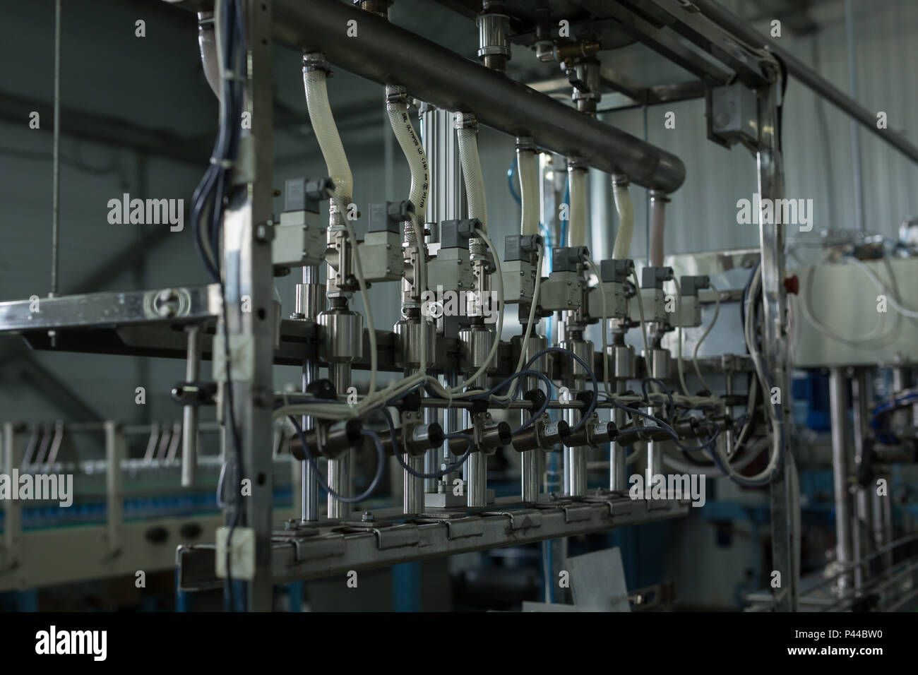 L'usine d'embouteillage d'eau de l'eau - ligne pour le traitement et l ...
