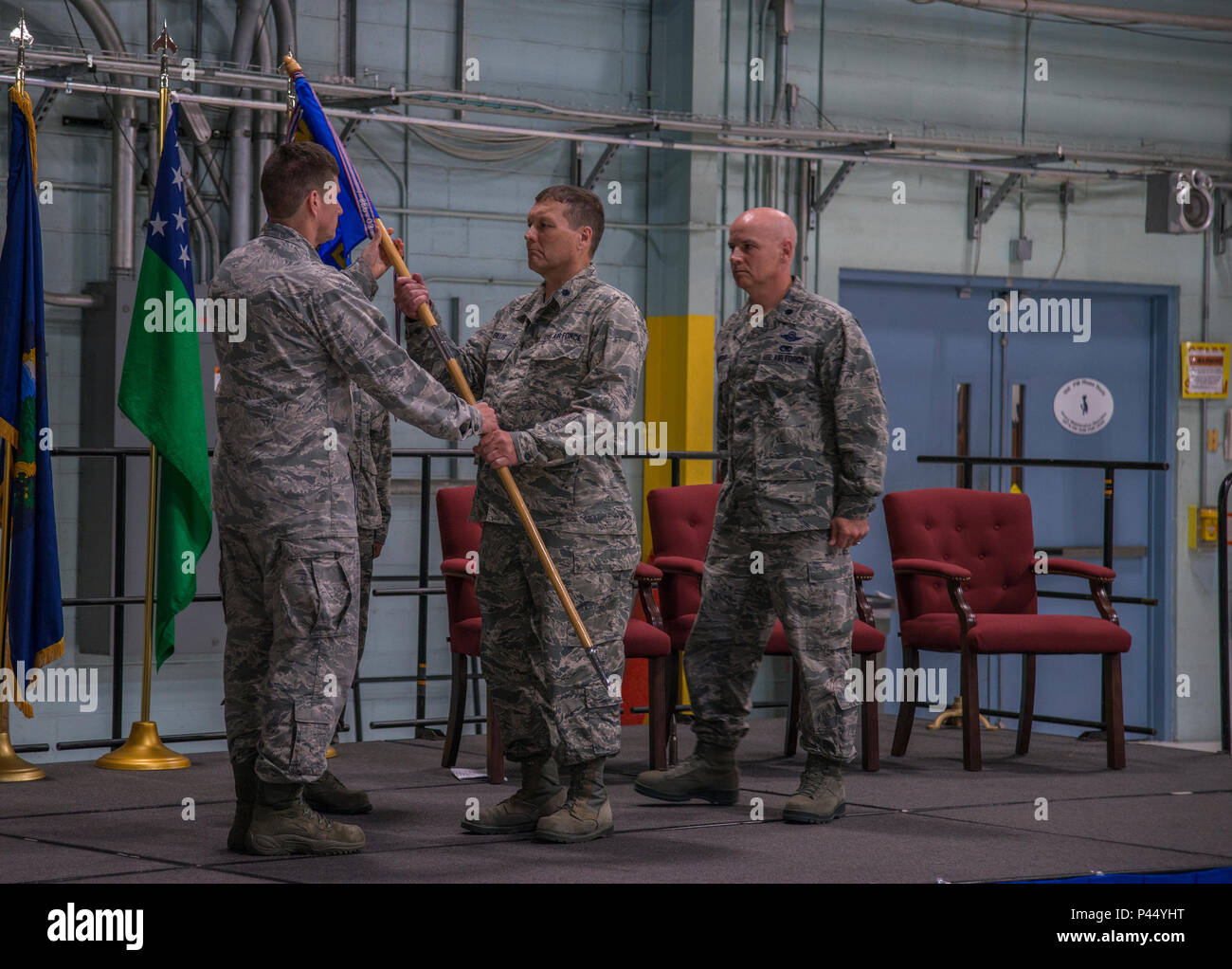 U.S. Air Force le colonel Henry Harder, commandant de la 158e Escadre ...