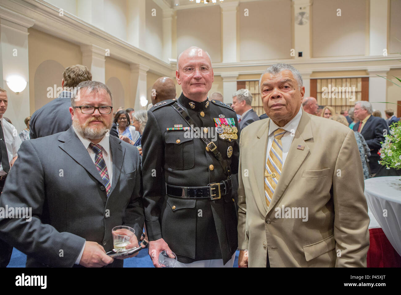Le général du Corps des Marines américain James B. Laster, directeur ...
