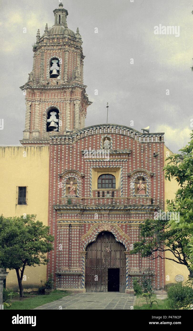 FACHADA Y TORRE DE LA IGLESIA DE SANTA MARIA TONANTZINTLA. Lieu ...