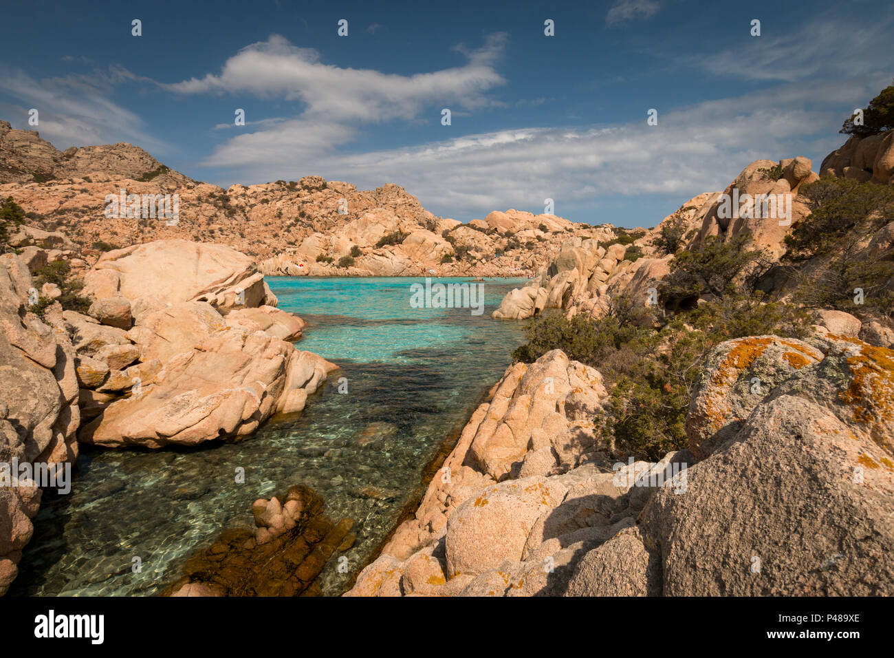 Bateau sur la plage de caprera Banque de photographies et d’images à ...