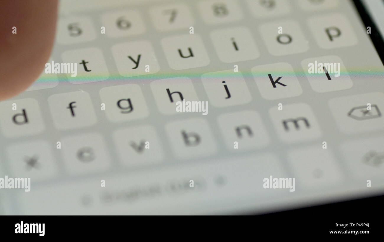 Vue en gros plan sur les doigts du clavier du téléphone intelligent et ...