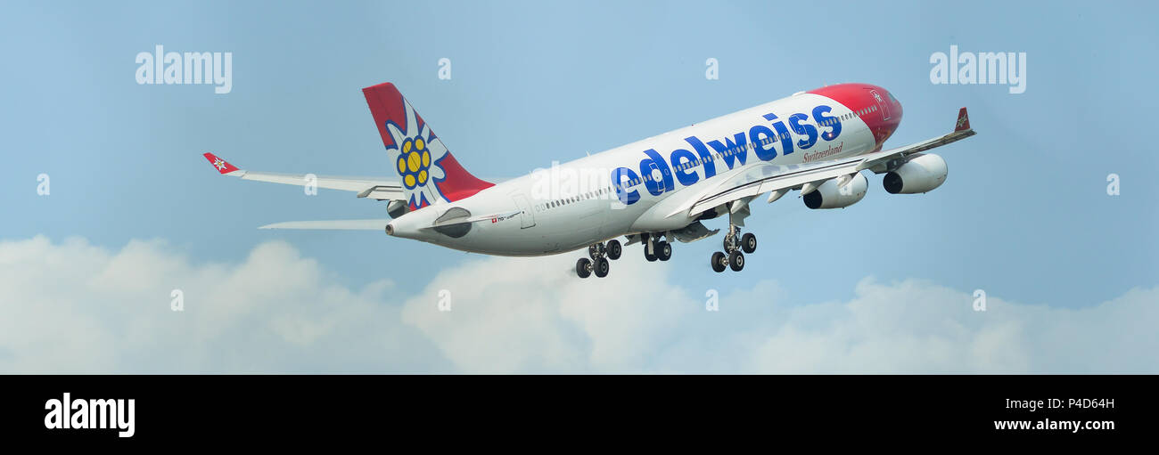 Avion edelweiss air airbus a340 300 Banque de photographies et d’images ...