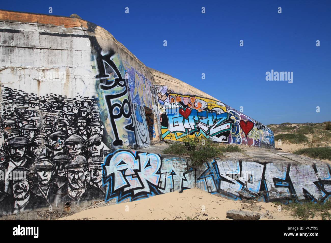 Graffiti on beach bunker Banque de photographies et d’images à haute ...
