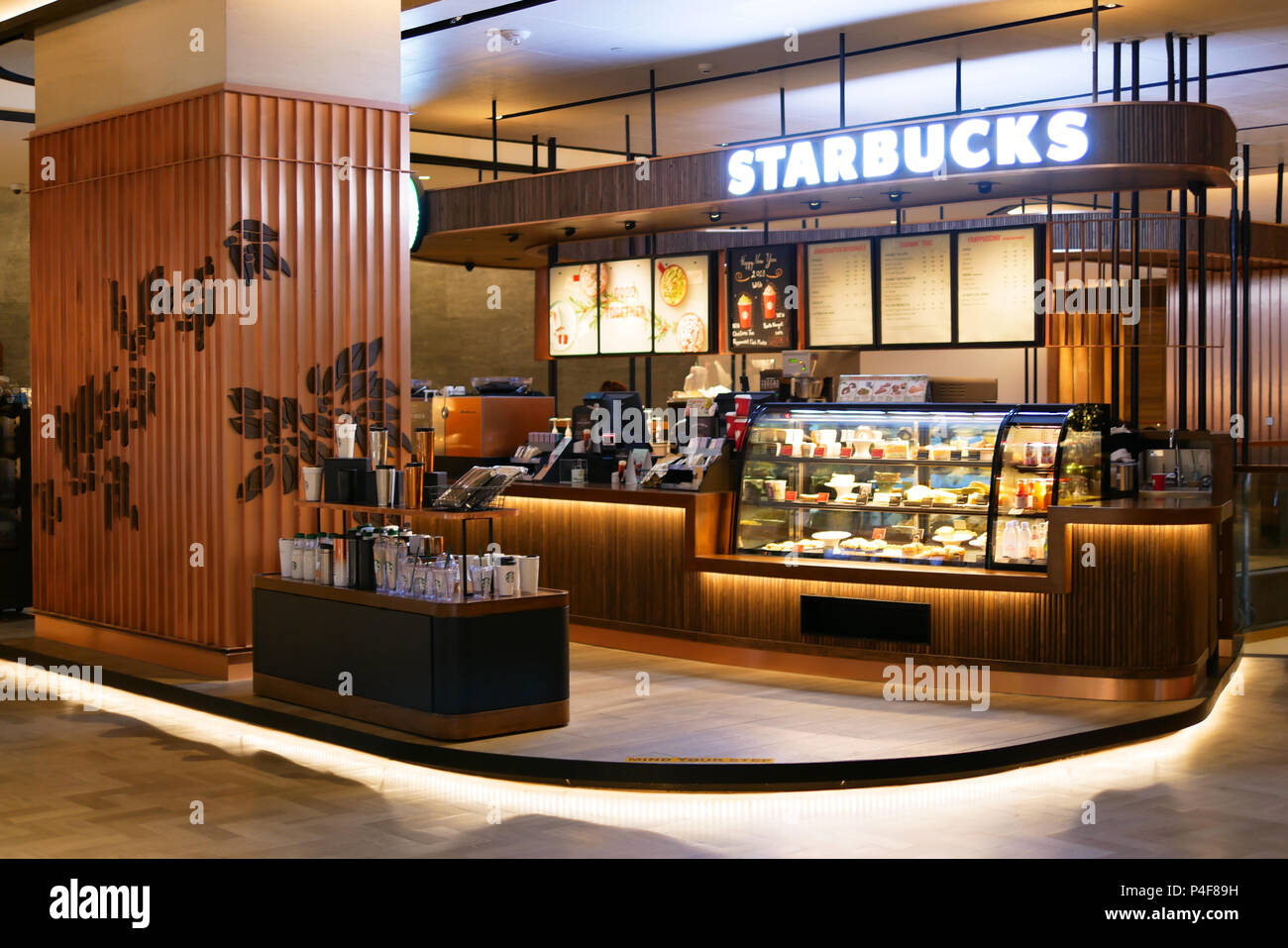 People inside starbucks coffee shop mall Banque de photographies et d ...