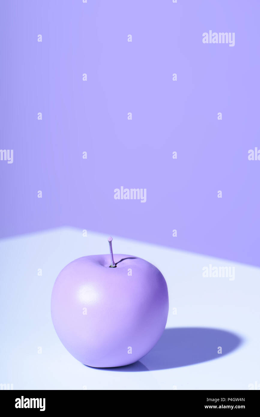 Pantone ultra violet 2018 color Banque de photographies et d’images à ...