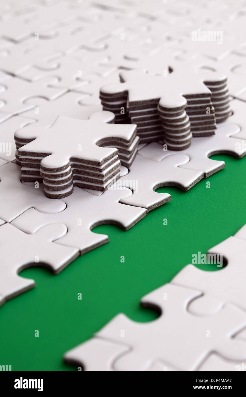 Le chemin vert est mis sur la plate-forme d'un pliage blanc casse-tête ...