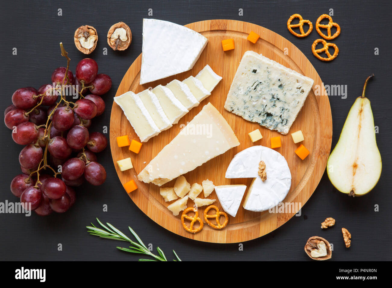 Assiette de fromage. Assortiment de fromages, des fruits, les noix et ...