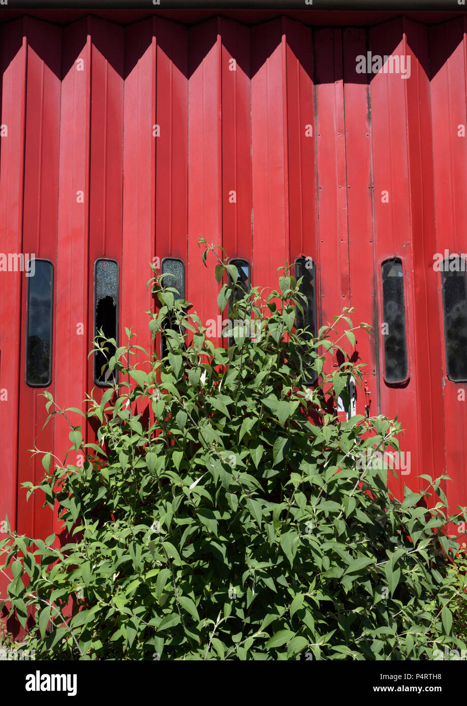 Portes pliantes industrielles rouges Banque de photographies et d ...