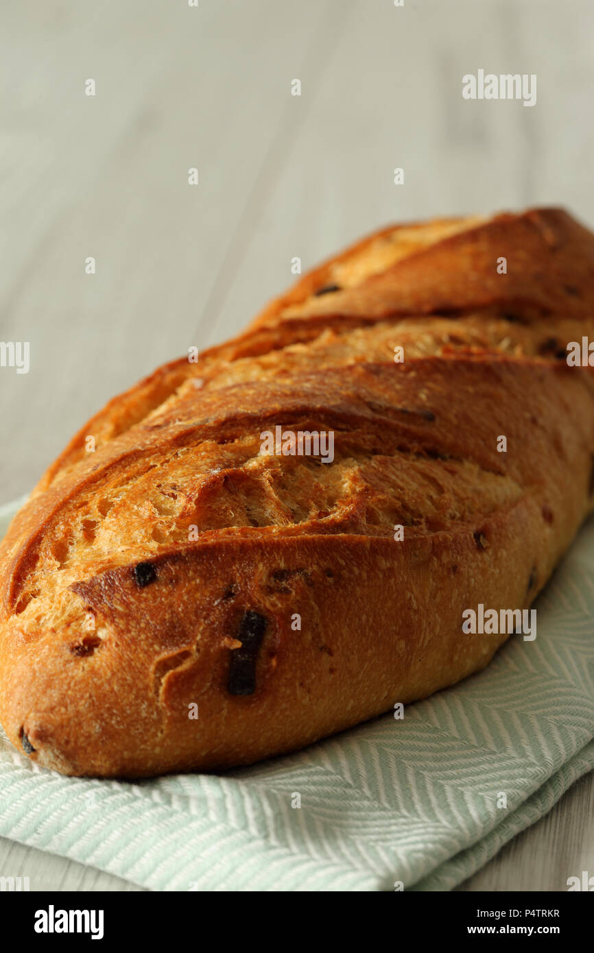 Miche de pain au levain avec une garniture d'oignons et de fromage sur ...