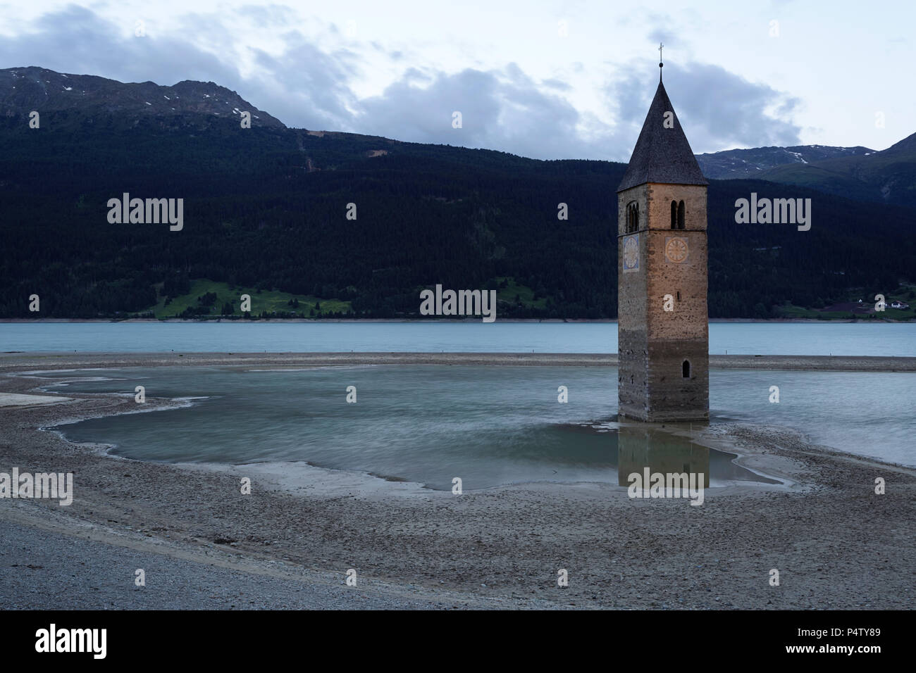 Sous l'eau, de l'église village noyé, paysage de montagnes et de pics ...