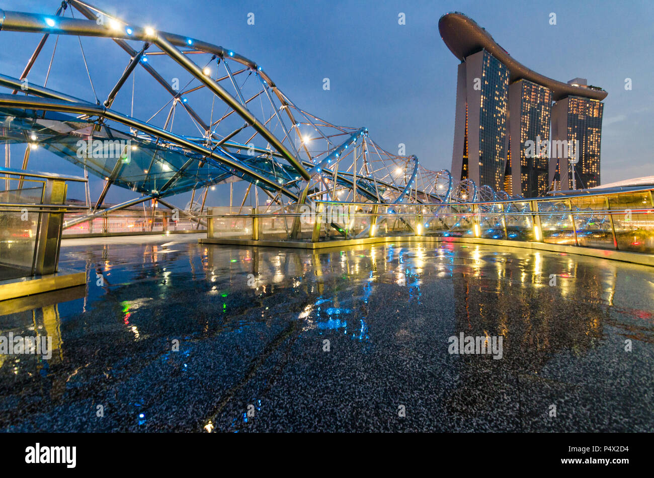 Belle Blue Hour Marina Bay Sands Hotel et Helix Bridge. Ces bâtiments ...