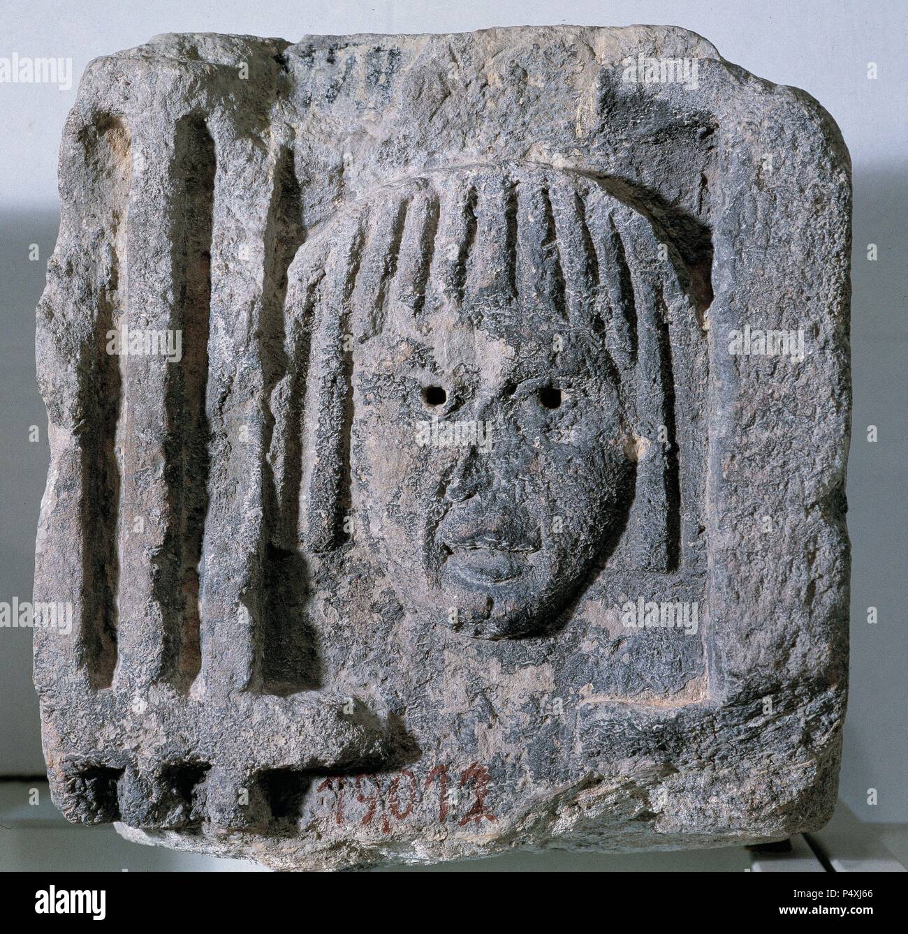 Frise dorique d'un monument funéraire romain avec métopes et triglyphes ...