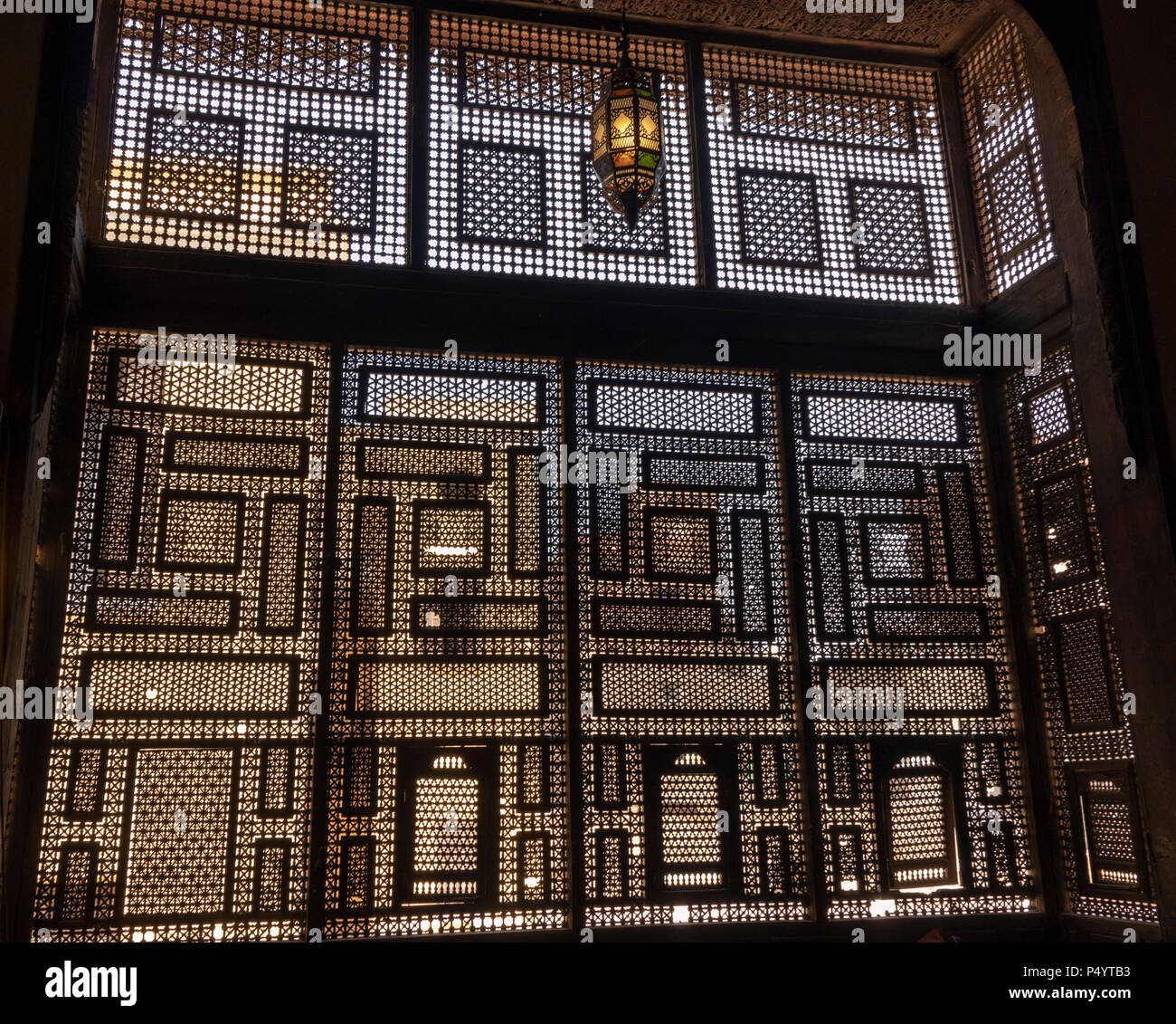 Fenêtre moucharabieh contemporain de bois tourné, Bayt al-Sinnari ...