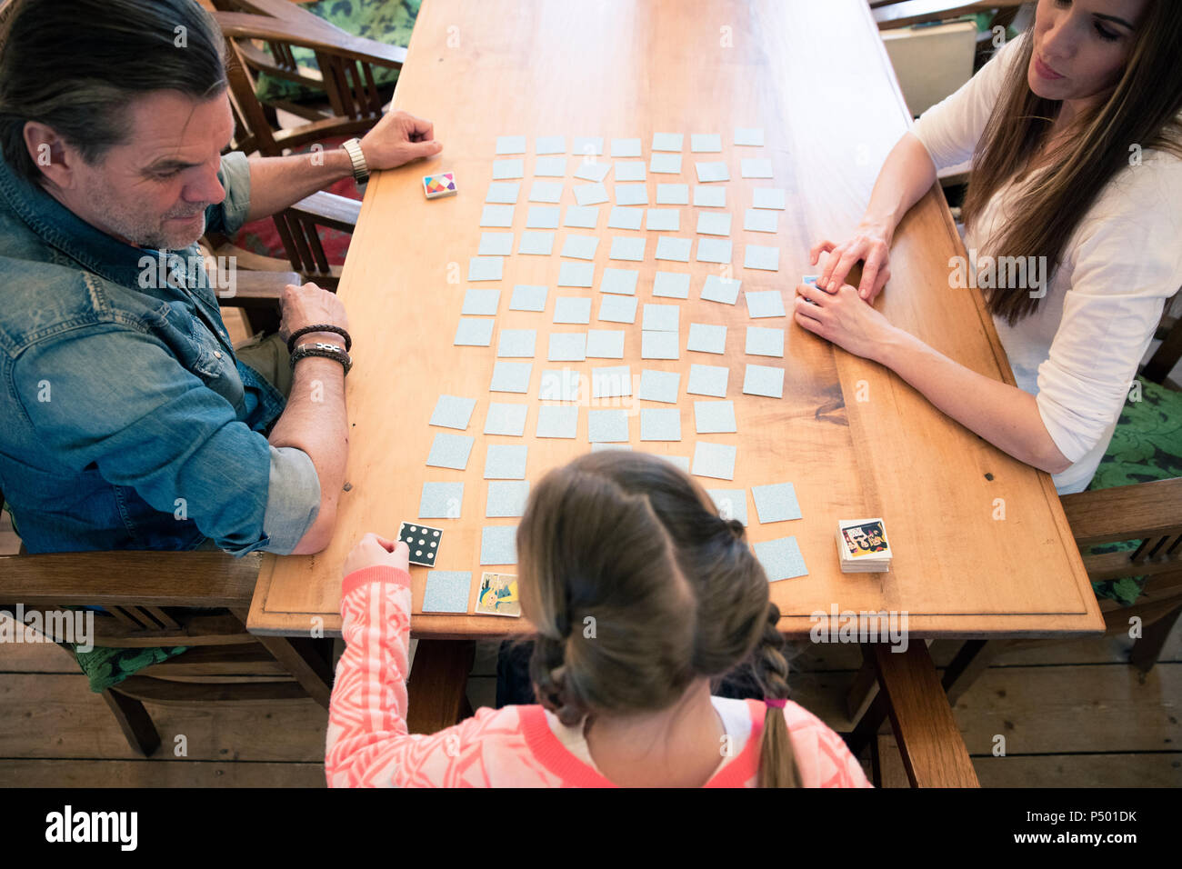 Jeu de mémoire sur le tableau de la famille à la maison Photo Stock - Alamy