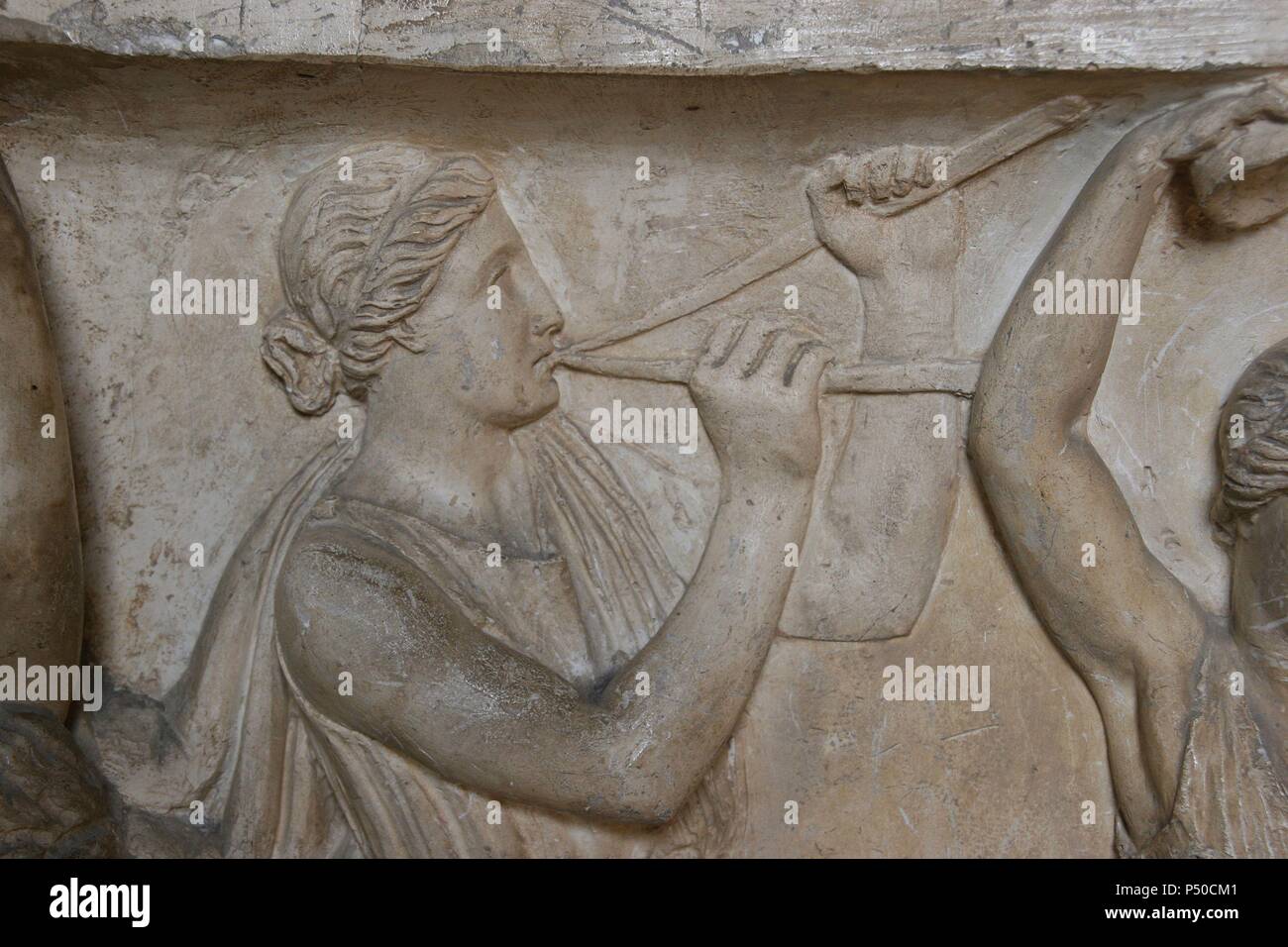 L'art romain femme jouant de l'Aulos double 'Flûte'. Le soulagement ...