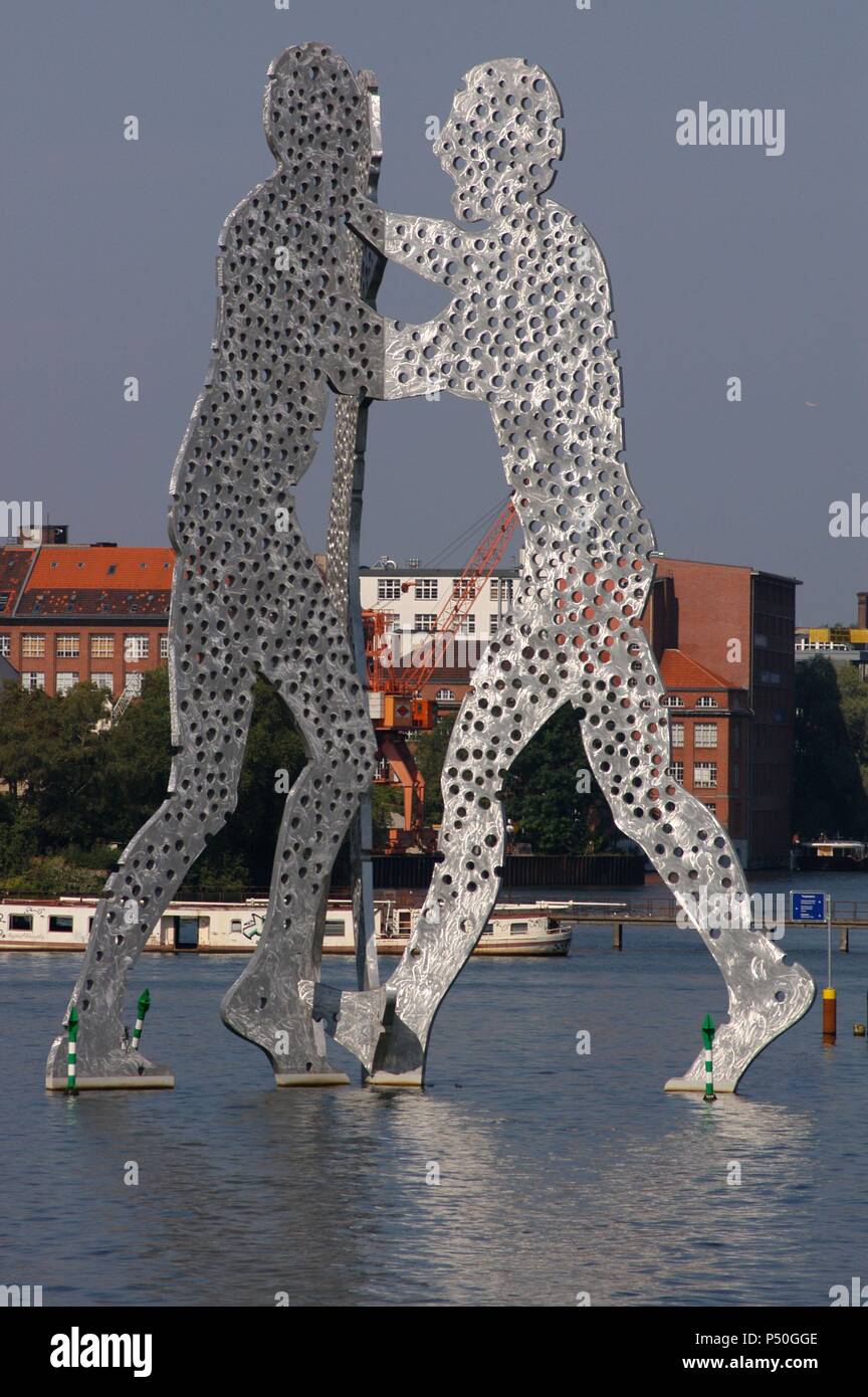 L'homme molécule (1997) par le sculpteur américain Jonathan Borofsky (b ...